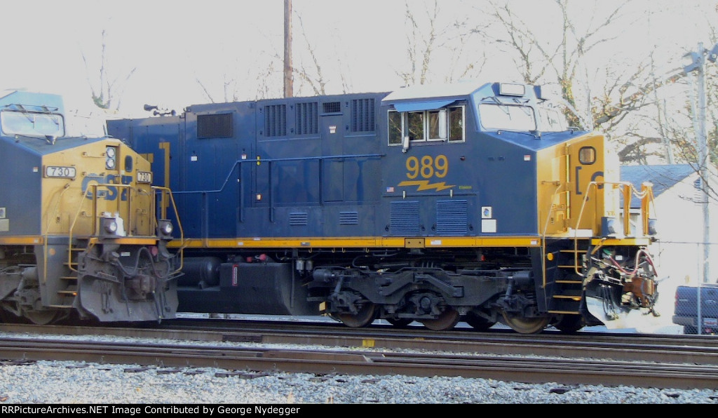 CSX 989 / ES44AH New GEVO with YN4 paint job